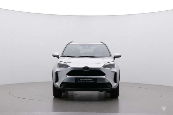 Grey Toyota Yaris Cross 2025 in Vilnius, with an engine capacity of 1.49 L and mileage of 26 thousand km for 24990 €, photo 6 on AUTOMOTO.COM.LV