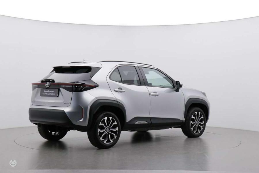 Grey Toyota Yaris Cross 2025 in Vilnius, with an engine capacity of 1.49 L and mileage of 25 thousand km for 26990 €, photo 4 on AUTOMOTO.COM.LV
