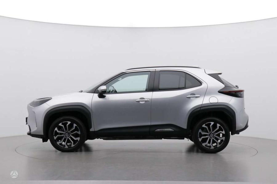 Grey Toyota Yaris Cross 2025 in Vilnius, with an engine capacity of 1.49 L and mileage of 25 thousand km for 26990 €, photo 5 on AUTOMOTO.COM.LV