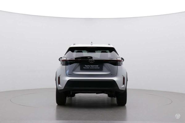 Grey Toyota Yaris Cross 2025 in Vilnius, with an engine capacity of 1.49 L and mileage of 25 thousand km for 26990 €, photo 5 on AUTOMOTO.COM.LV