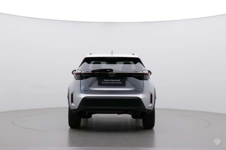 Grey Toyota Yaris Cross 2025 in Vilnius, with an engine capacity of 1.49 L and mileage of 25 thousand km for 26990 €, photo 6 on AUTOMOTO.COM.LV