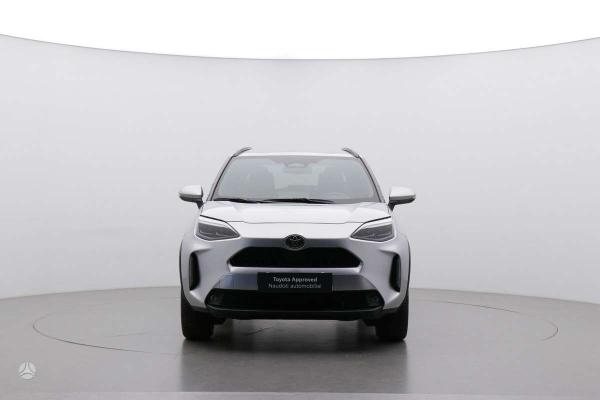 Grey Toyota Yaris Cross 2025 in Vilnius, with an engine capacity of 1.49 L and mileage of 25 thousand km for 26990 €, photo 6 on AUTOMOTO.COM.LV