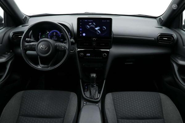 Grey Toyota Yaris Cross 2025 in Vilnius, with an engine capacity of 1.49 L and mileage of 25 thousand km for 26990 €, photo 7 on AUTOMOTO.COM.LV