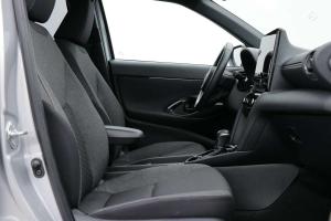Grey Toyota Yaris Cross 2025 in Vilnius, with an engine capacity of 1.49 L and mileage of 25 thousand km for 26990 €, photo 10 on AUTOMOTO.COM.LV