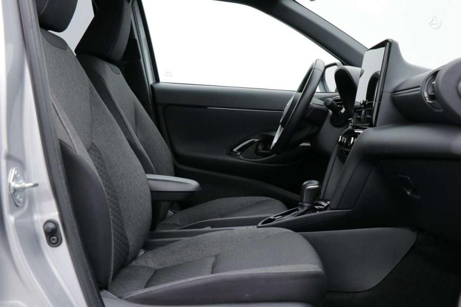 Grey Toyota Yaris Cross 2025 in Vilnius, with an engine capacity of 1.49 L and mileage of 25 thousand km for 26990 €, photo 10 on AUTOMOTO.COM.LV