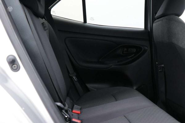 Grey Toyota Yaris Cross 2025 in Vilnius, with an engine capacity of 1.49 L and mileage of 25 thousand km for 26990 €, photo 10 on AUTOMOTO.COM.LV