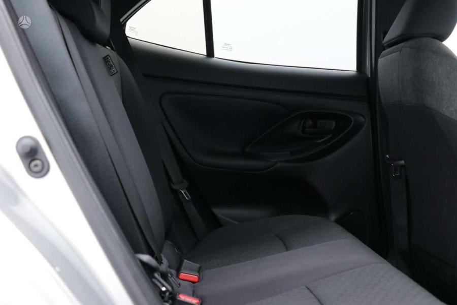 Grey Toyota Yaris Cross 2025 in Vilnius, with an engine capacity of 1.49 L and mileage of 25 thousand km for 26990 €, photo 11 on AUTOMOTO.COM.LV