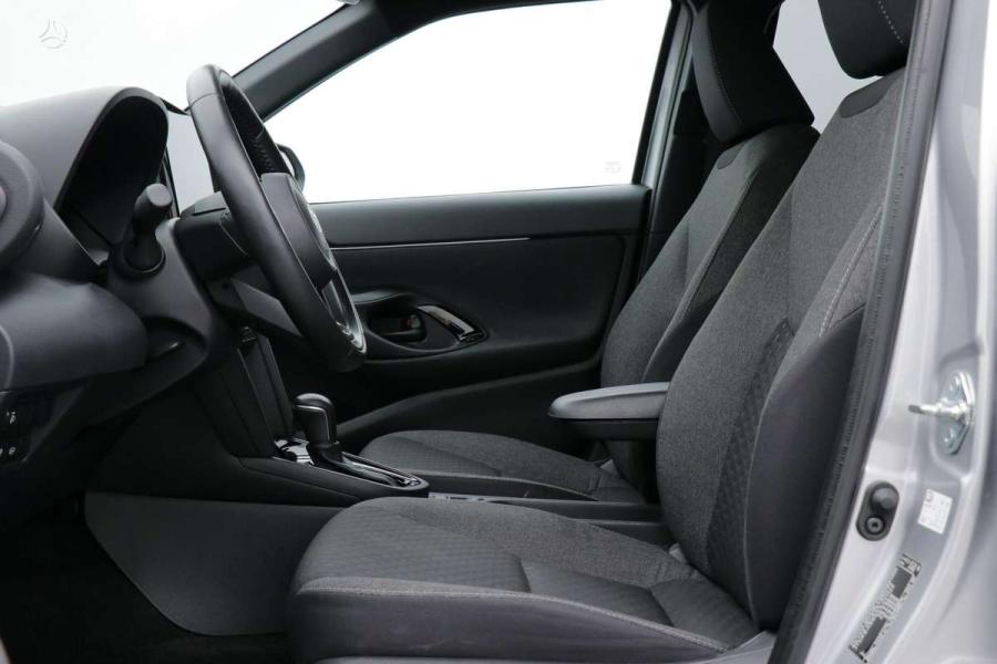 Grey Toyota Yaris Cross 2025 in Vilnius, with an engine capacity of 1.49 L and mileage of 25 thousand km for 26990 €, photo 13 on AUTOMOTO.COM.LV