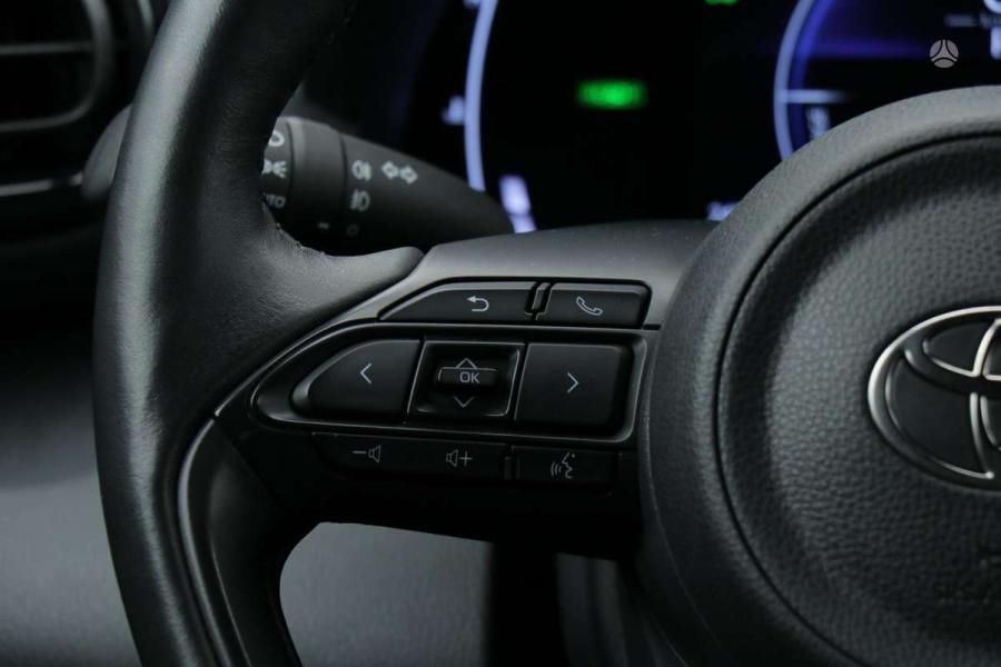 Grey Toyota Yaris Cross 2025 in Vilnius, with an engine capacity of 1.49 L and mileage of 25 thousand km for 26990 €, photo 26 on AUTOMOTO.COM.LV