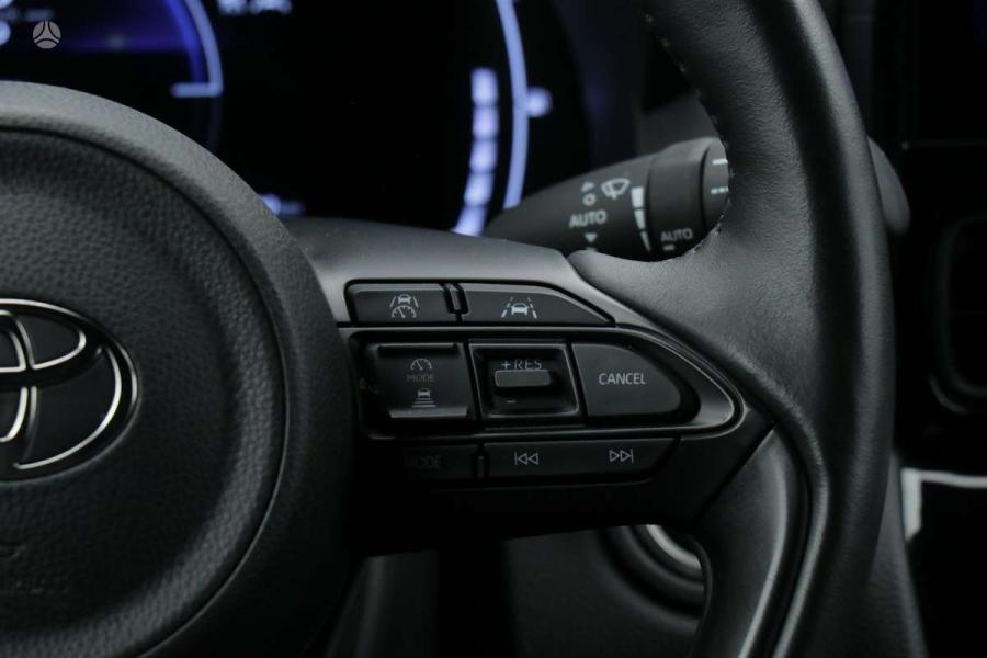 Grey Toyota Yaris Cross 2025 in Vilnius, with an engine capacity of 1.49 L and mileage of 25 thousand km for 26990 €, photo 27 on AUTOMOTO.COM.LV