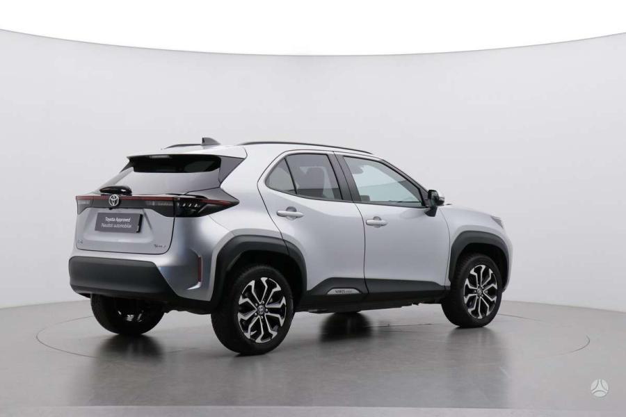 Grey Toyota Yaris Cross 2025 in Vilnius, with an engine capacity of 1.49 L and mileage of 19 thousand km for 25900 €, photo 3 on AUTOMOTO.COM.LV