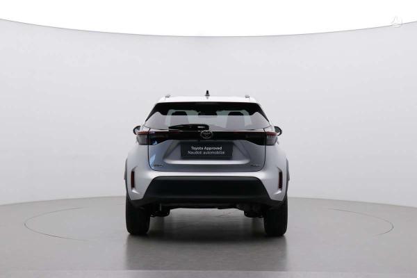 Grey Toyota Yaris Cross 2025 in Vilnius, with an engine capacity of 1.49 L and mileage of 19 thousand km for 25900 €, photo 4 on AUTOMOTO.COM.LV