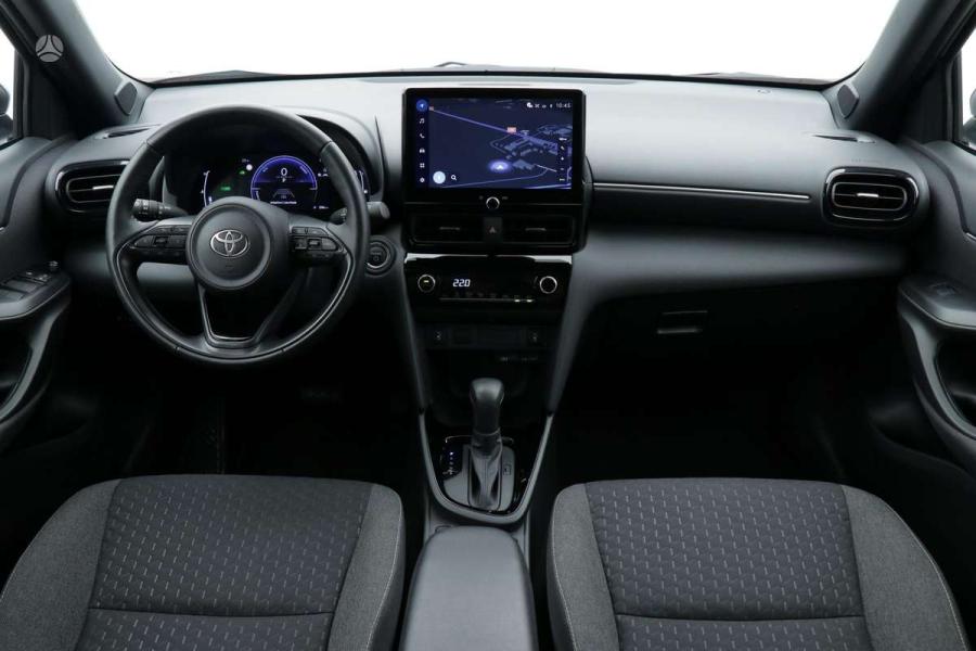 Grey Toyota Yaris Cross 2025 in Vilnius, with an engine capacity of 1.49 L and mileage of 19 thousand km for 25900 €, photo 7 on AUTOMOTO.COM.LV