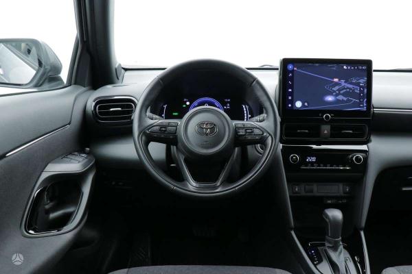 Grey Toyota Yaris Cross 2025 in Vilnius, with an engine capacity of 1.49 L and mileage of 19 thousand km for 25900 €, photo 7 on AUTOMOTO.COM.LV