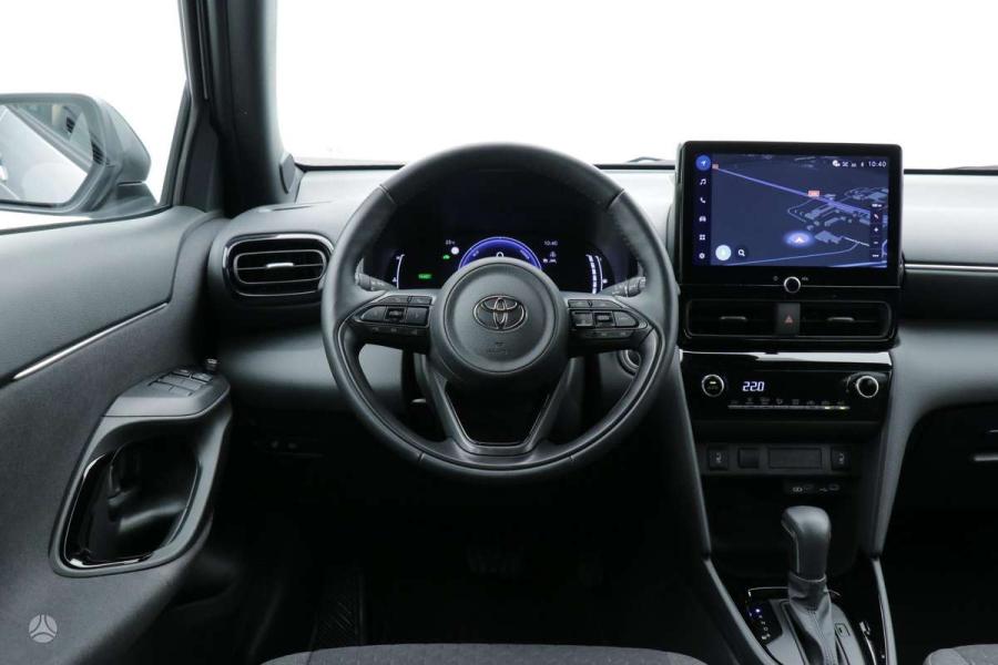 Grey Toyota Yaris Cross 2025 in Vilnius, with an engine capacity of 1.49 L and mileage of 19 thousand km for 25900 €, photo 8 on AUTOMOTO.COM.LV