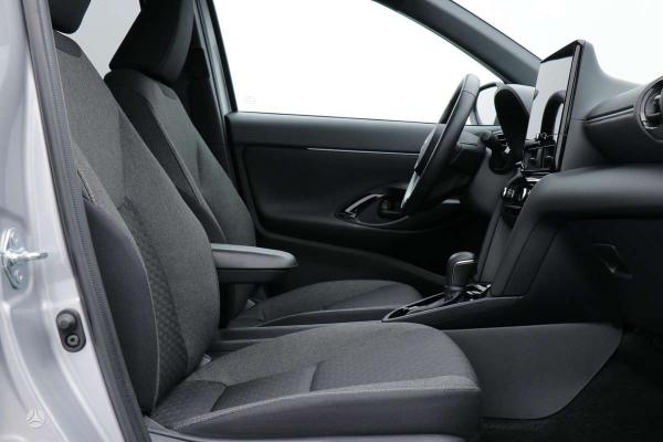 Grey Toyota Yaris Cross 2025 in Vilnius, with an engine capacity of 1.49 L and mileage of 19 thousand km for 25900 €, photo 8 on AUTOMOTO.COM.LV