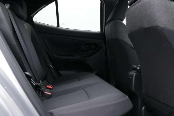 Grey Toyota Yaris Cross 2025 in Vilnius, with an engine capacity of 1.49 L and mileage of 19 thousand km for 25900 €, photo 9 on AUTOMOTO.COM.LV