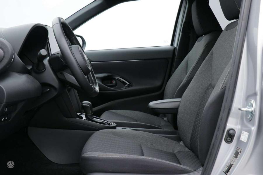 Grey Toyota Yaris Cross 2025 in Vilnius, with an engine capacity of 1.49 L and mileage of 19 thousand km for 25900 €, photo 12 on AUTOMOTO.COM.LV