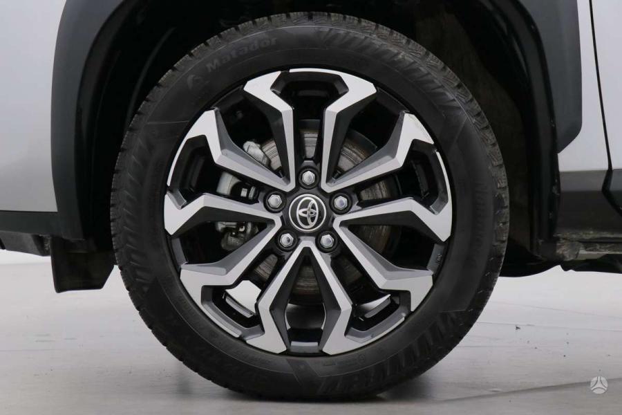 Grey Toyota Yaris Cross 2025 in Vilnius, with an engine capacity of 1.49 L and mileage of 19 thousand km for 25900 €, photo 16 on AUTOMOTO.COM.LV