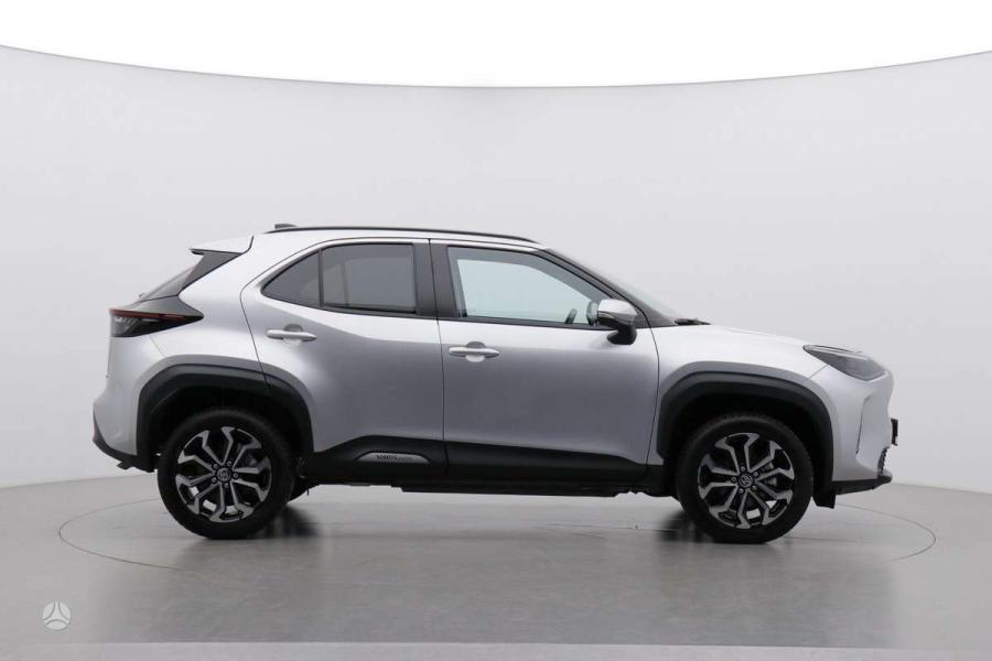 Grey Toyota Yaris Cross 2025 in Vilnius, with an engine capacity of 1.49 L and mileage of 19 thousand km for 25900 €, photo 17 on AUTOMOTO.COM.LV
