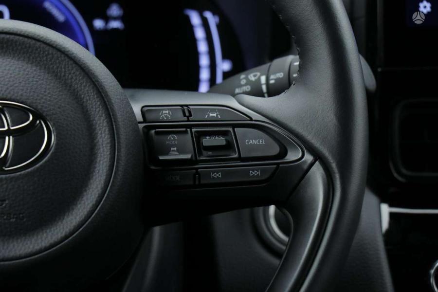 Grey Toyota Yaris Cross 2025 in Vilnius, with an engine capacity of 1.49 L and mileage of 19 thousand km for 25900 €, photo 26 on AUTOMOTO.COM.LV