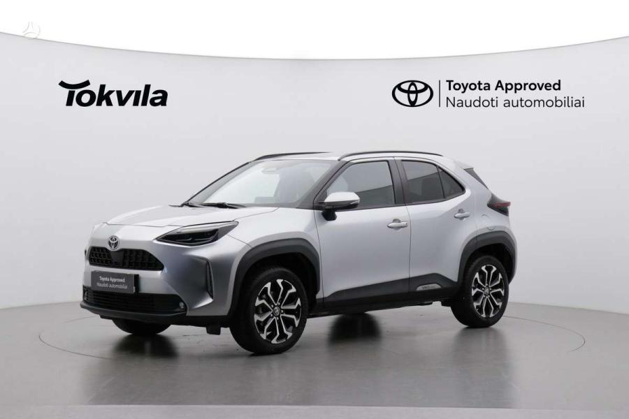 Grey Toyota Yaris Cross 2025 in Vilnius, with an engine capacity of 1.49 L and mileage of 15 thousand km for 25900 €, photo 1 on AUTOMOTO.COM.LV