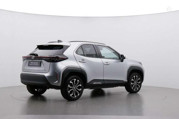 Grey Toyota Yaris Cross 2025 in Vilnius, with an engine capacity of 1.49 L and mileage of 15 thousand km for 25900 €, photo 3 on AUTOMOTO.COM.LV