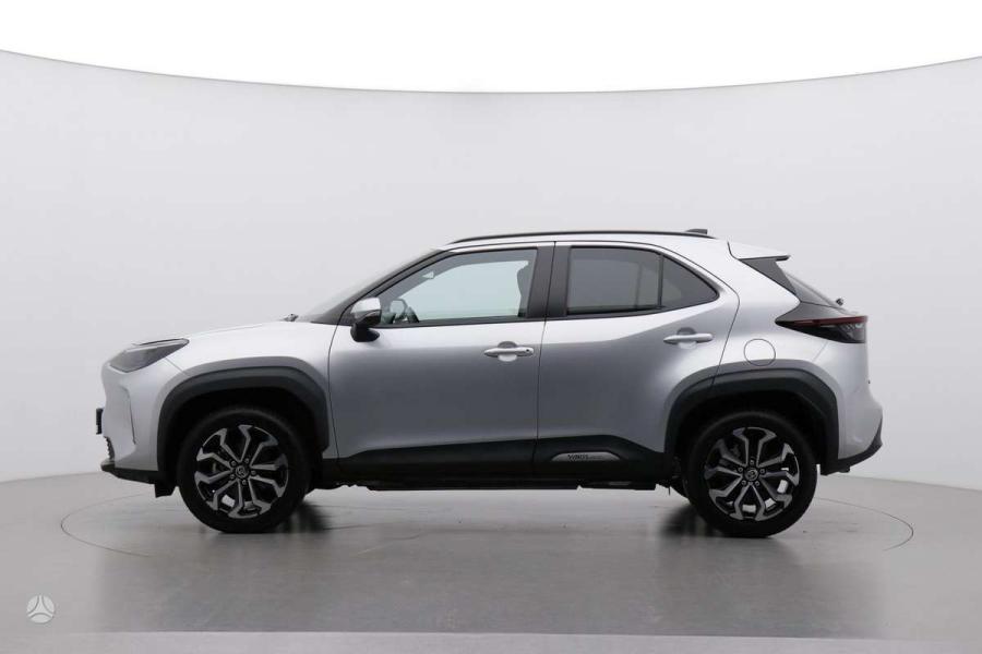 Grey Toyota Yaris Cross 2025 in Vilnius, with an engine capacity of 1.49 L and mileage of 15 thousand km for 25900 €, photo 5 on AUTOMOTO.COM.LV