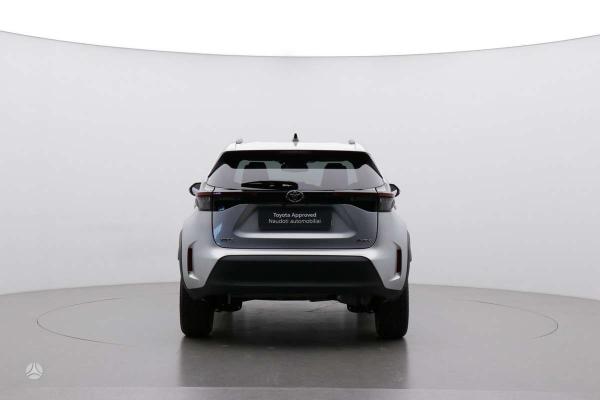 Grey Toyota Yaris Cross 2025 in Vilnius, with an engine capacity of 1.49 L and mileage of 15 thousand km for 25900 €, photo 5 on AUTOMOTO.COM.LV