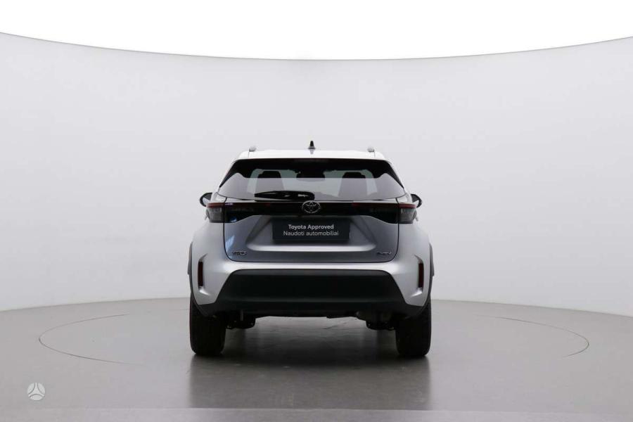 Grey Toyota Yaris Cross 2025 in Vilnius, with an engine capacity of 1.49 L and mileage of 15 thousand km for 25900 €, photo 6 on AUTOMOTO.COM.LV