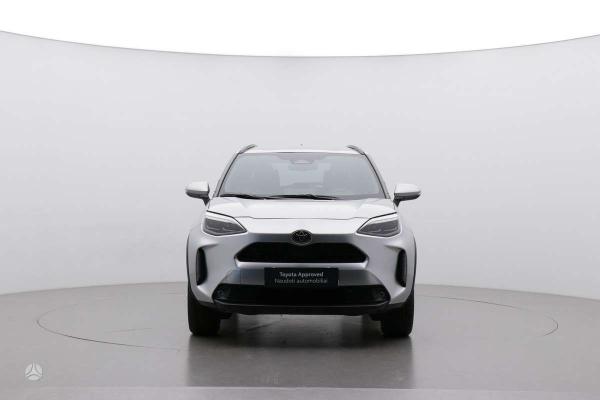 Grey Toyota Yaris Cross 2025 in Vilnius, with an engine capacity of 1.49 L and mileage of 15 thousand km for 25900 €, photo 6 on AUTOMOTO.COM.LV