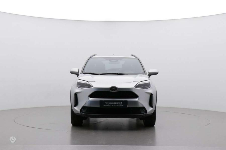 Grey Toyota Yaris Cross 2025 in Vilnius, with an engine capacity of 1.49 L and mileage of 15 thousand km for 25900 €, photo 7 on AUTOMOTO.COM.LV