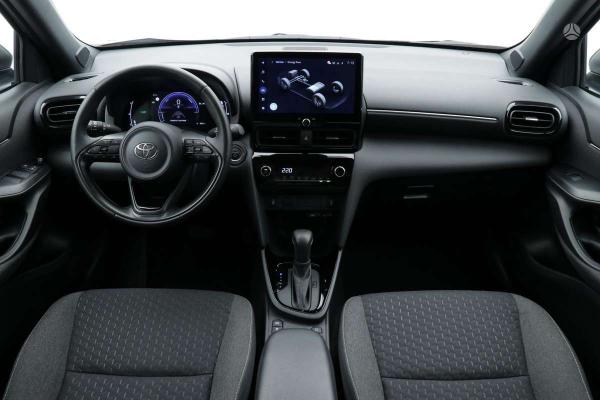 Grey Toyota Yaris Cross 2025 in Vilnius, with an engine capacity of 1.49 L and mileage of 15 thousand km for 25900 €, photo 7 on AUTOMOTO.COM.LV