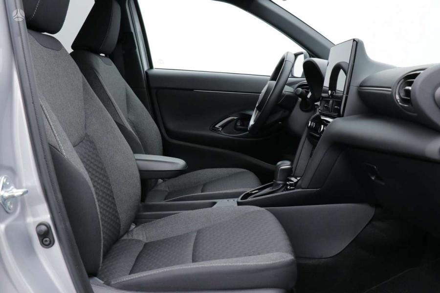 Grey Toyota Yaris Cross 2025 in Vilnius, with an engine capacity of 1.49 L and mileage of 15 thousand km for 25900 €, photo 10 on AUTOMOTO.COM.LV