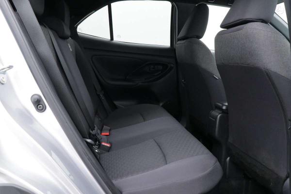 Grey Toyota Yaris Cross 2025 in Vilnius, with an engine capacity of 1.49 L and mileage of 15 thousand km for 25900 €, photo 10 on AUTOMOTO.COM.LV