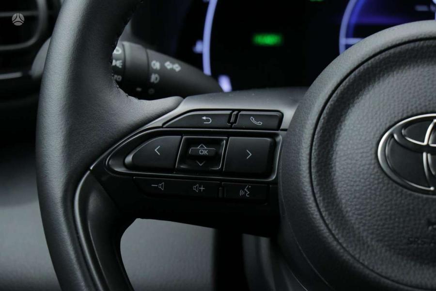 Grey Toyota Yaris Cross 2025 in Vilnius, with an engine capacity of 1.49 L and mileage of 15 thousand km for 25900 €, photo 26 on AUTOMOTO.COM.LV