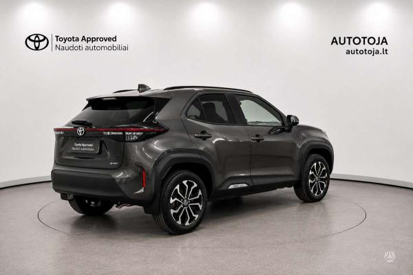 Pelēks Toyota Yaris Cross 2025 Kauņa, ar dzinēja tilpumu 1.49 L un nobraukumu 32 tūkst. km par 25500 €, foto 2 vietnē AUTOMOTO.COM.LV