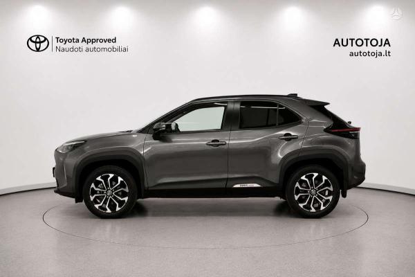 Pelēks Toyota Yaris Cross 2025 Kauņa, ar dzinēja tilpumu 1.49 L un nobraukumu 32 tūkst. km par 25500 €, foto 3 vietnē AUTOMOTO.COM.LV