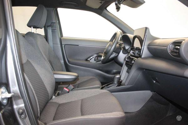 Pelēks Toyota Yaris Cross 2025 Kauņa, ar dzinēja tilpumu 1.49 L un nobraukumu 32 tūkst. km par 25500 €, foto 6 vietnē AUTOMOTO.COM.LV