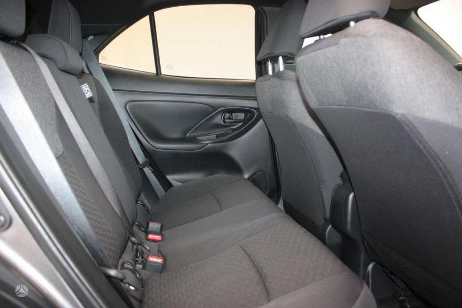 Grey Toyota Yaris Cross 2025 in Kaunas, with an engine capacity of 1.49 L and mileage of 32 thousand km for 25500 €, photo 8 on AUTOMOTO.COM.LV