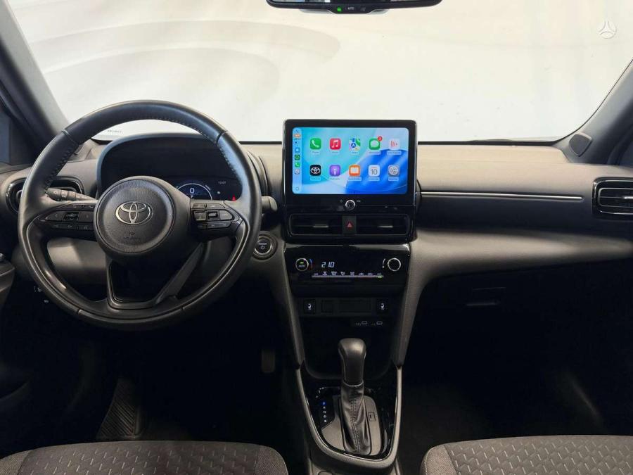 Grey Toyota Yaris Cross 2025 in Kaunas, with an engine capacity of 1.49 L and mileage of 32 thousand km for 25500 €, photo 9 on AUTOMOTO.COM.LV