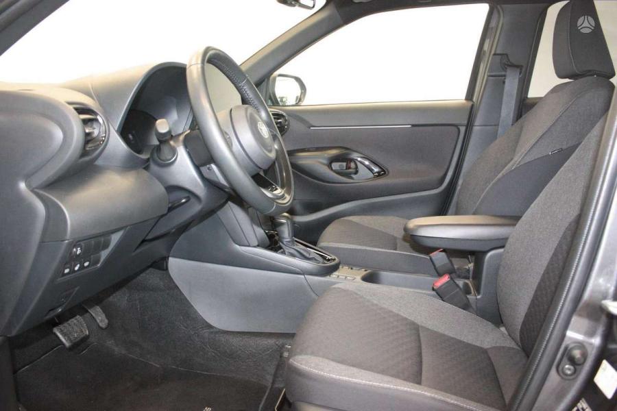 Grey Toyota Yaris Cross 2025 in Kaunas, with an engine capacity of 1.49 L and mileage of 32 thousand km for 25500 €, photo 12 on AUTOMOTO.COM.LV