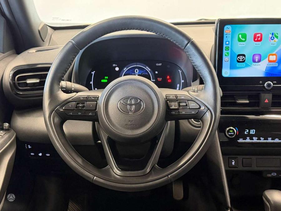 Grey Toyota Yaris Cross 2025 in Kaunas, with an engine capacity of 1.49 L and mileage of 32 thousand km for 25500 €, photo 13 on AUTOMOTO.COM.LV