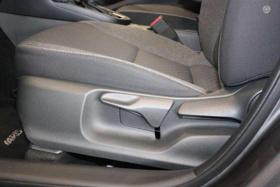 Grey Toyota Yaris Cross 2025 in Kaunas, with an engine capacity of 1.49 L and mileage of 32 thousand km for 25500 €, photo 25 on AUTOMOTO.COM.LV