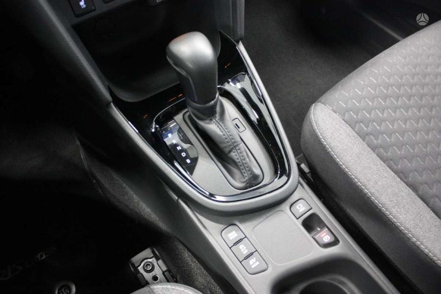 Grey Toyota Yaris Cross 2025 in Kaunas, with an engine capacity of 1.49 L and mileage of 32 thousand km for 25500 €, photo 26 on AUTOMOTO.COM.LV