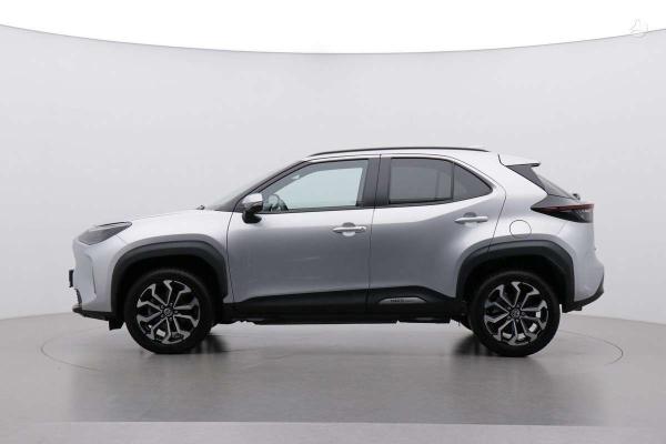 Grey Toyota Yaris Cross 2025 in Vilnius, with an engine capacity of 1.49 L and mileage of 16 thousand km for 26990 €, photo 4 on AUTOMOTO.COM.LV