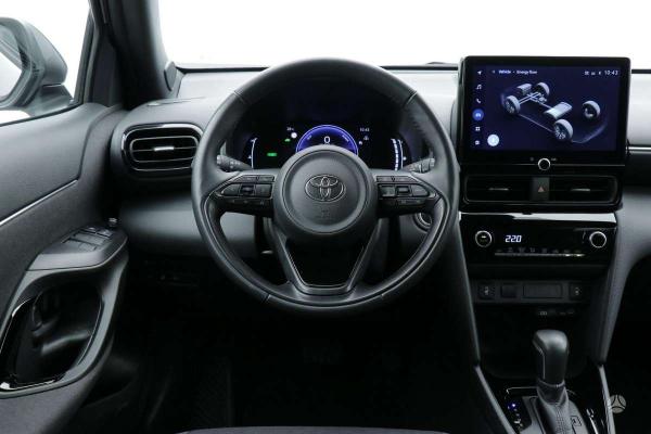 Grey Toyota Yaris Cross 2025 in Vilnius, with an engine capacity of 1.49 L and mileage of 16 thousand km for 26990 €, photo 8 on AUTOMOTO.COM.LV