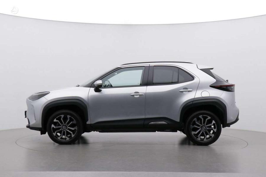 Grey Toyota Yaris Cross 2025 in Vilnius, with an engine capacity of 1.49 L and mileage of 27 thousand km for 26900 €, photo 5 on AUTOMOTO.COM.LV