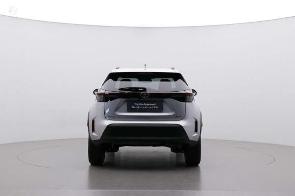 Toyota Yaris Cross 2025 in Vilnius on AUTOMOTO.COM.LV Grey Toyota Yaris Cross 2025 in Vilnius, with an engine capacity of 1.49 L and mileage of 27 thousand km for 26900 €, photo 6 on AUTOMOTO.COM.LV