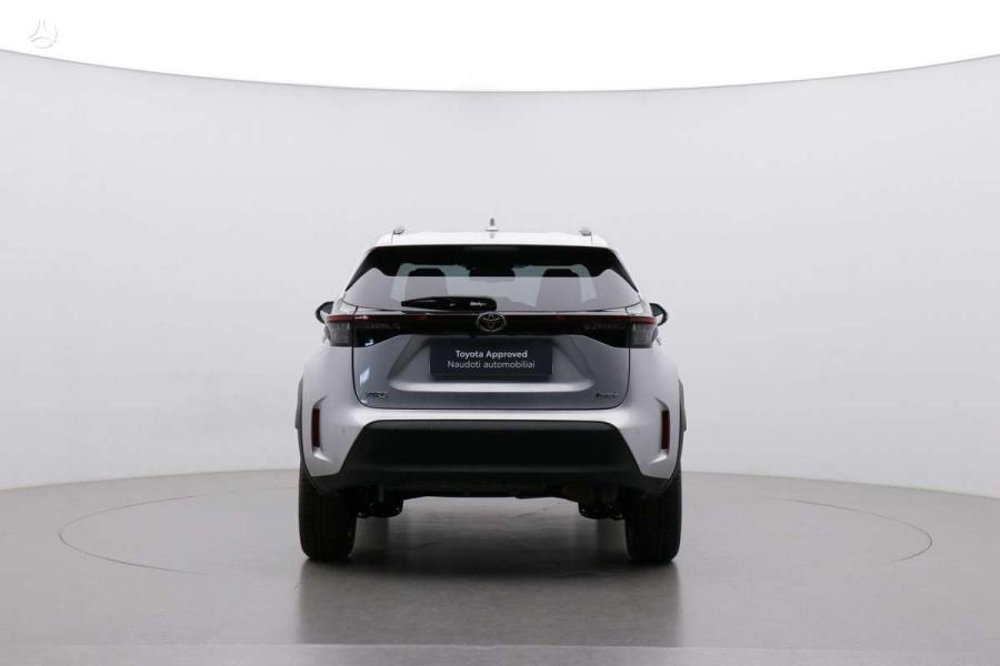 Grey Toyota Yaris Cross 2025 in Vilnius, with an engine capacity of 1.49 L and mileage of 27 thousand km for 26900 €, photo 6 on AUTOMOTO.COM.LV